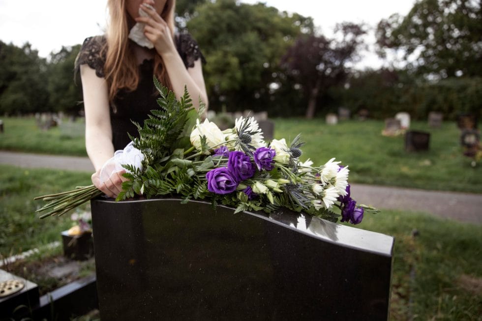 Graveside Burial vs Traditional Funeral Service: Key Differences and ...